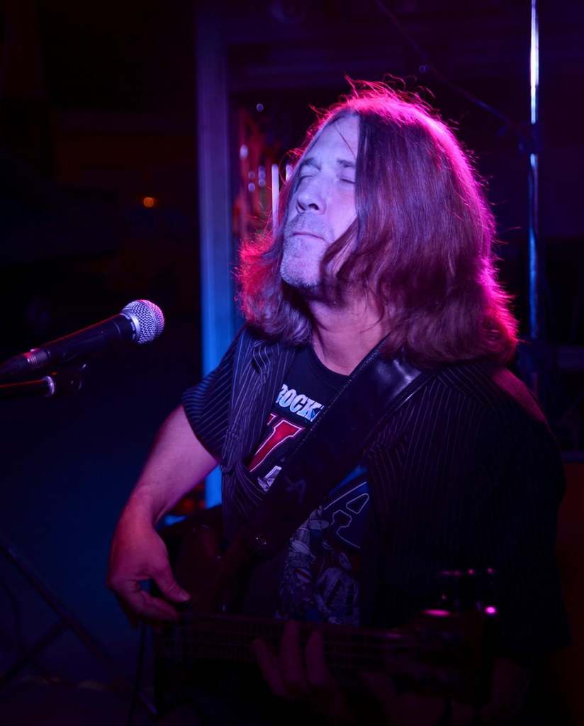 Bassgitarren im Bergkeller - Progressive Rock Club